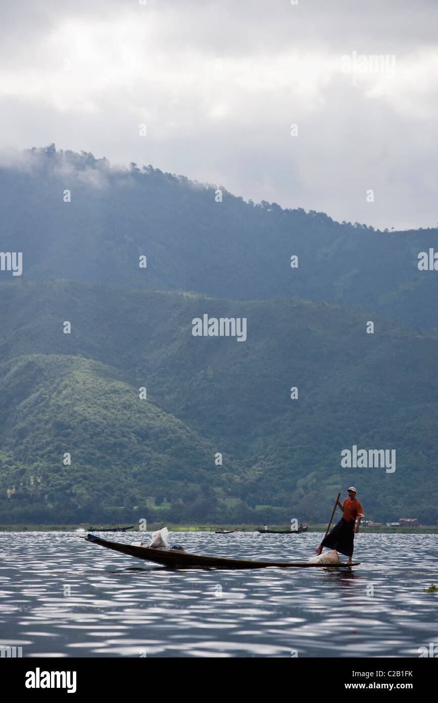 Bateau à rames sur un pied Banque de photographies et d’images à haute ...