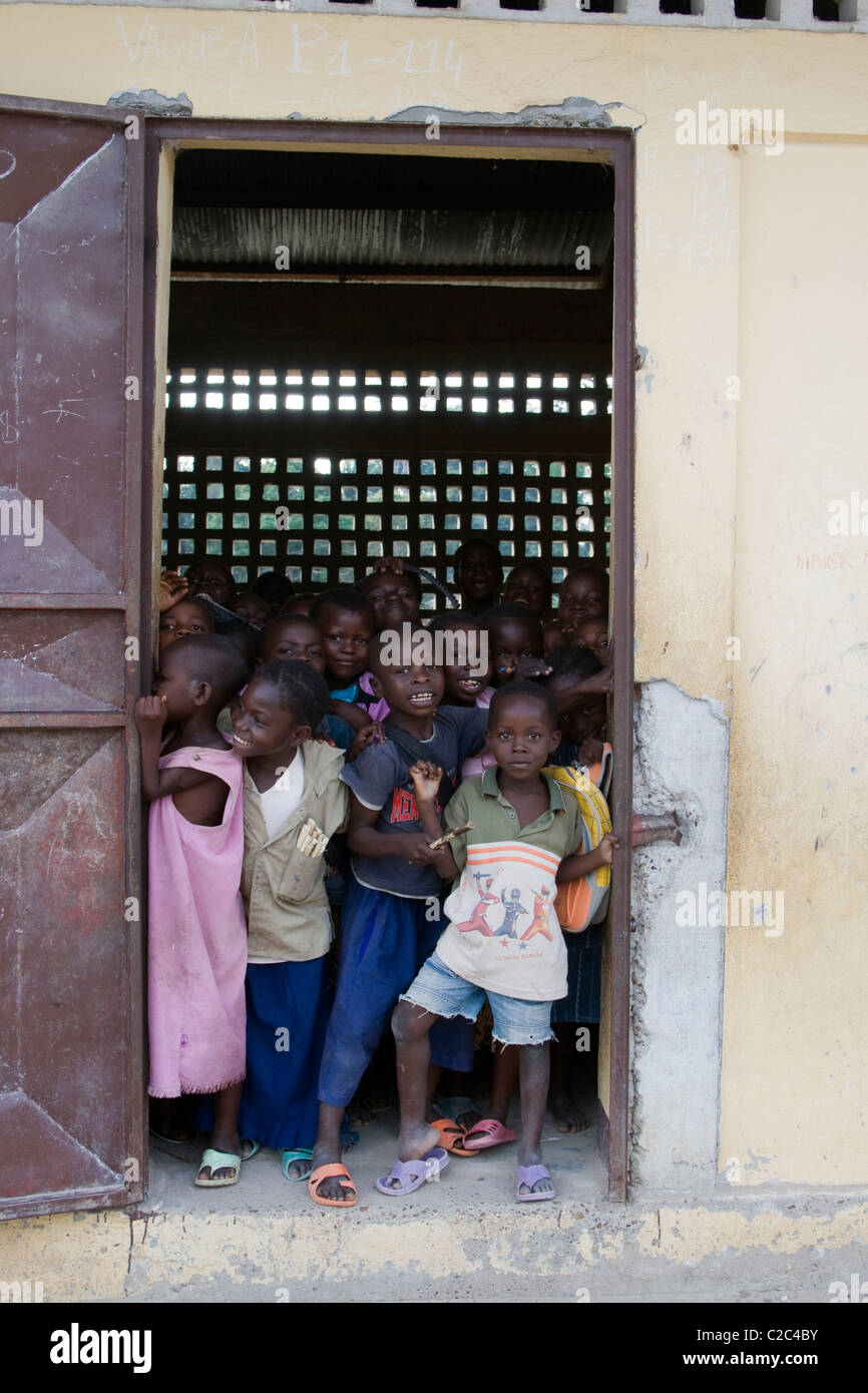Betou kids ubangi republic river congo Banque de photographies et d ...