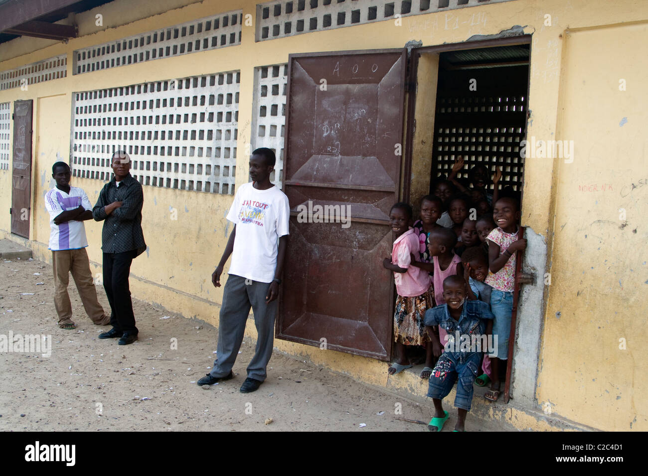 Betou kids ubangi republic river congo Banque de photographies et d ...