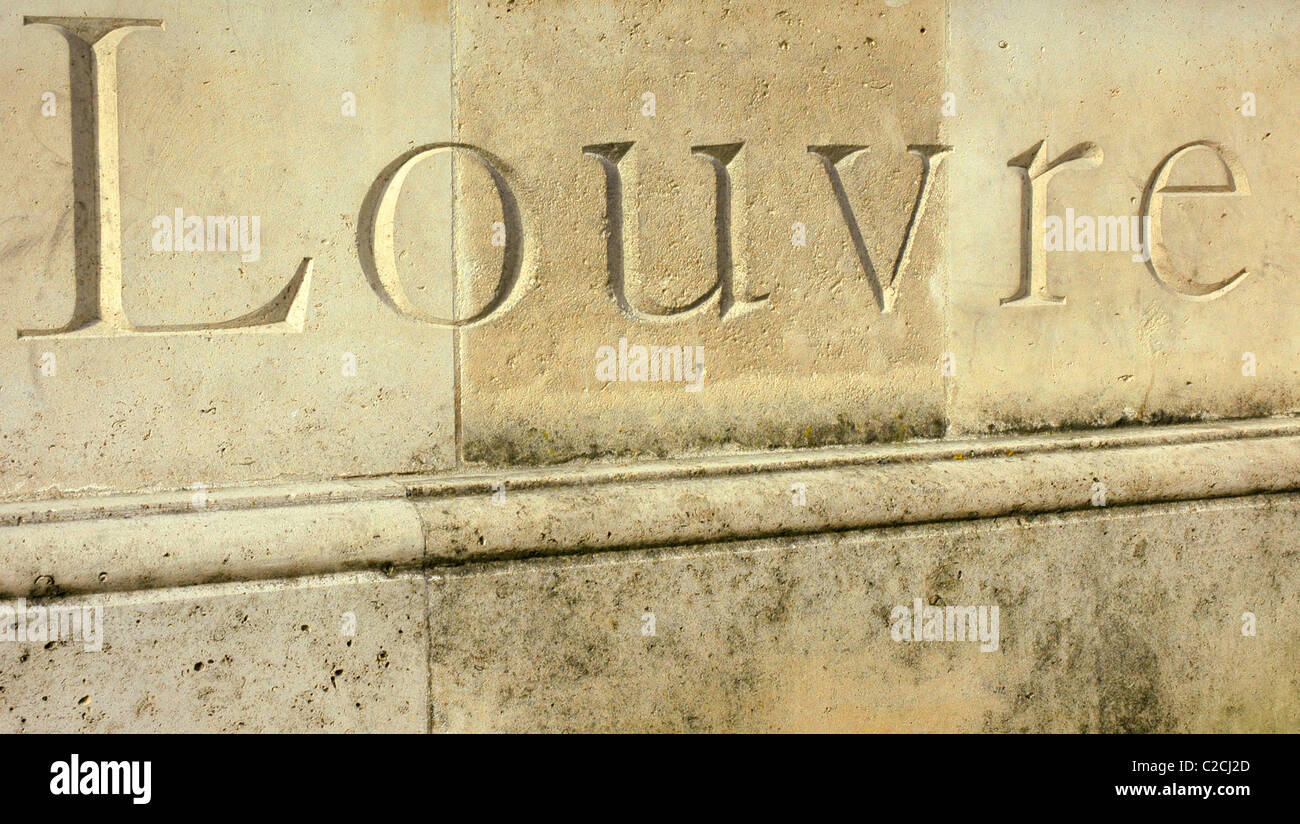 Cour Napoléon du Musée du Louvre à partir de l'entrée de la pyramide ...