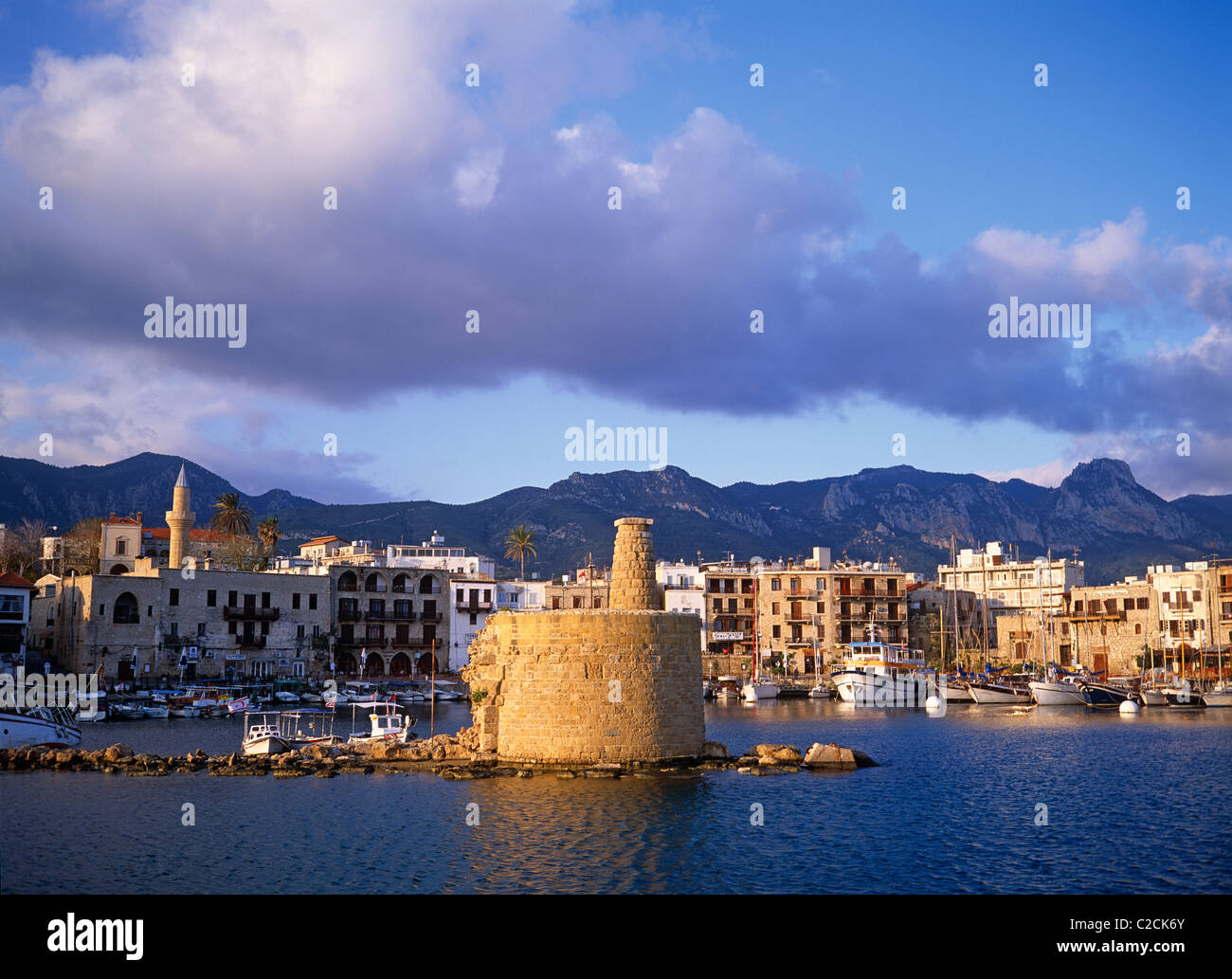 Kyrenia est une ville sur la côte nord de Chypre, reconnue pour son ...