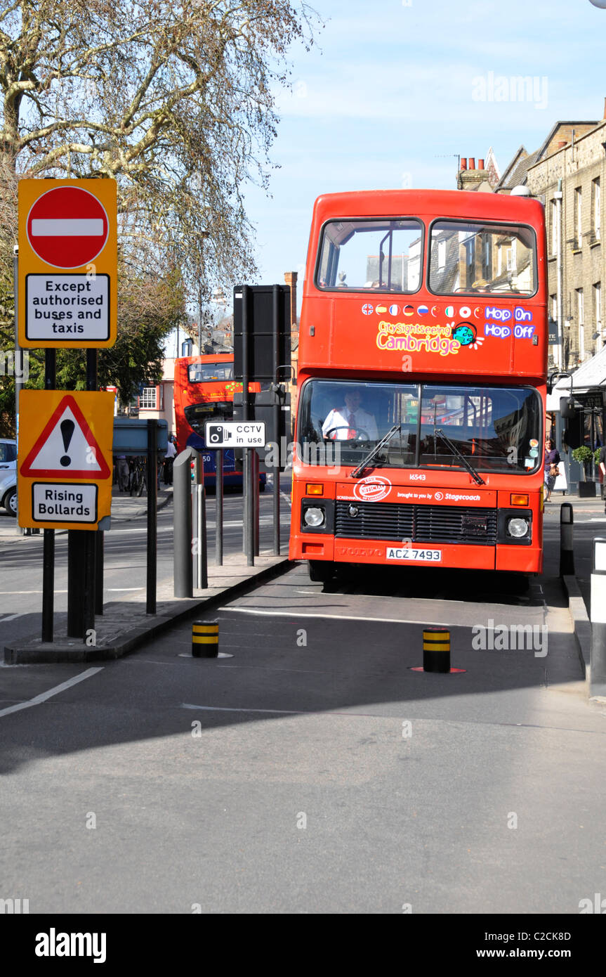 Open top tour bus entrant dans la zone de centre-ville avec accès ...