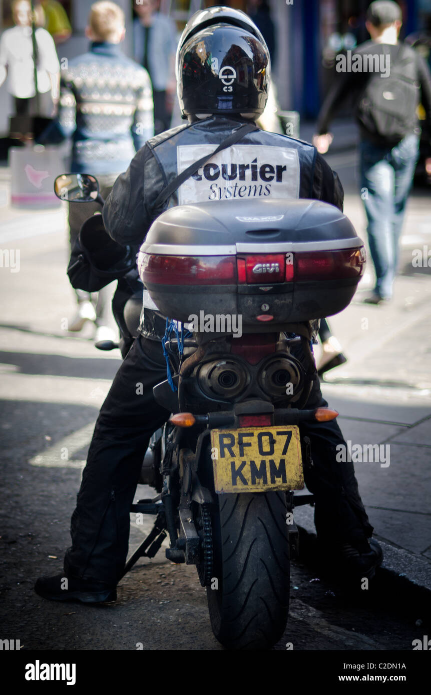 Coursier moto Banque de photographies et d’images à haute résolution - Alamy