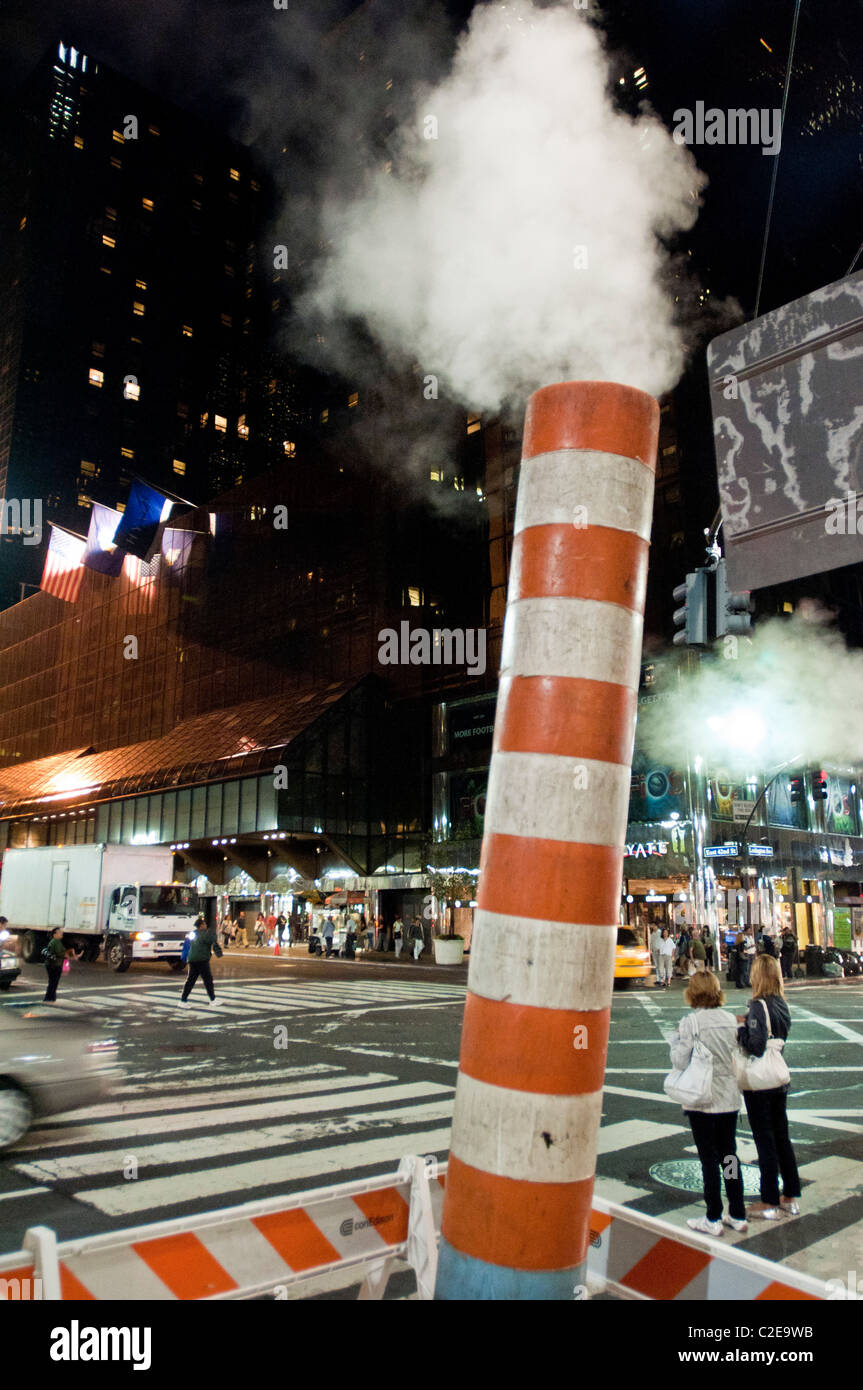 Rue rouge et blanc cheminée à vapeur fait partie du système de ...