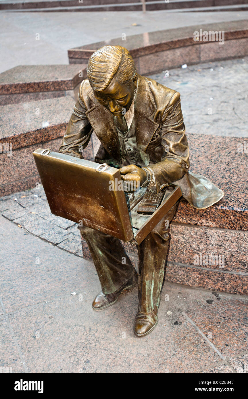 Statue assise sur le banc Banque d'image et photos - Alamy