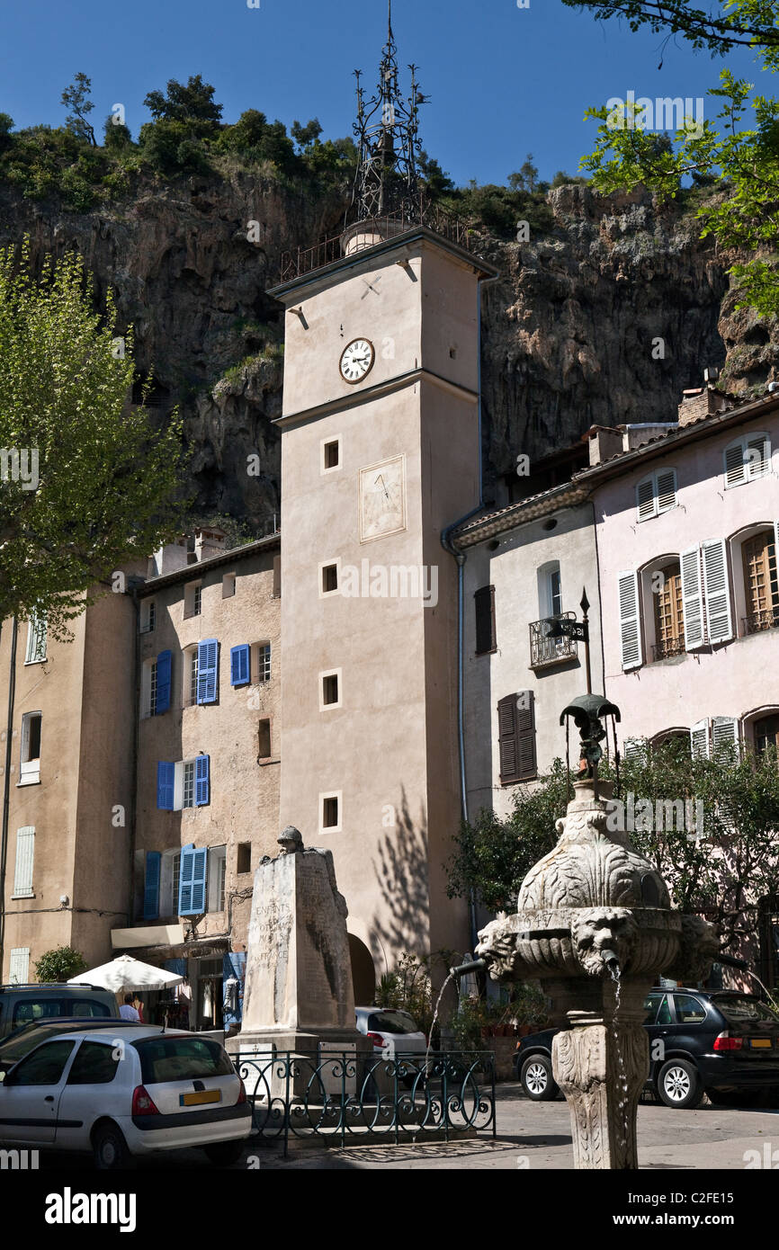 Cotignac et son rocher Banque de photographies et d’images à haute ...