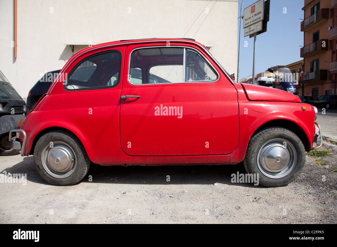Fiat 500 rouge vintage Banque de photographies et d’images à haute ...