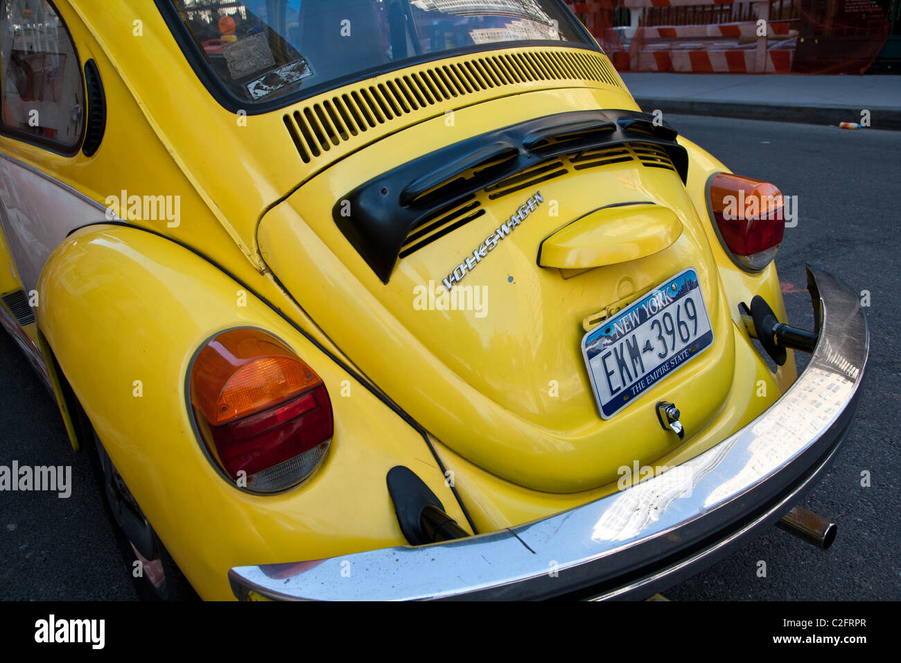 Un classique Volkswagen garé dans la rue au centre-ville de Manhattan ...