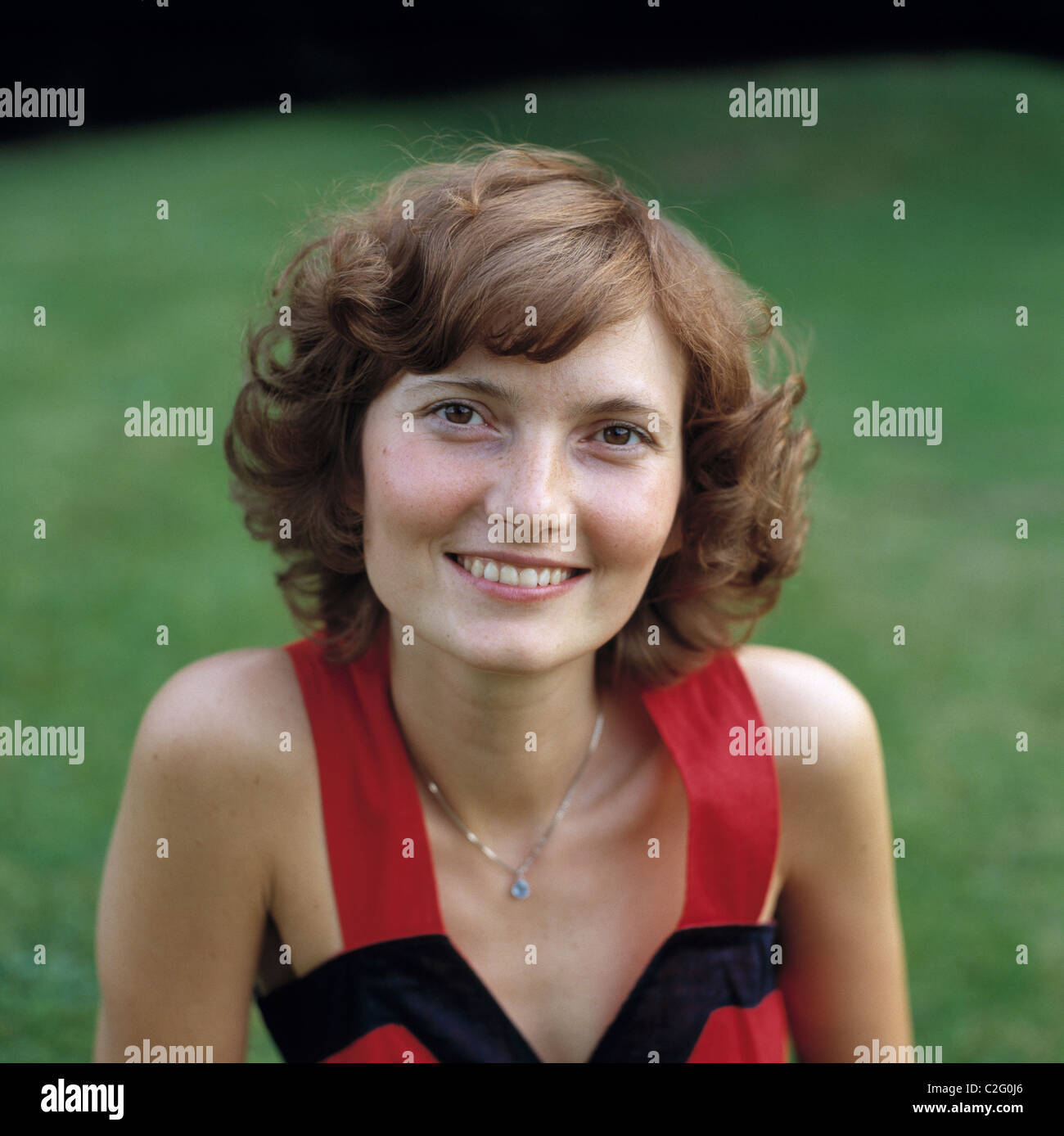 Siebziger Jahre Menschen Junge Frau Mittellanges Portraet Haar Jutta Photo Stock Alamy