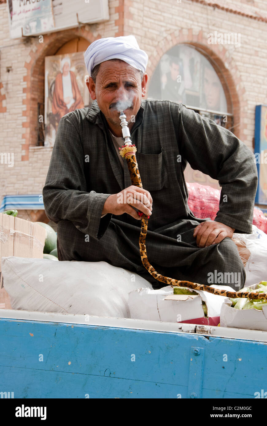 L'homme égyptien fumer shisha piper - Dahab - péninsule du Sinaï ...