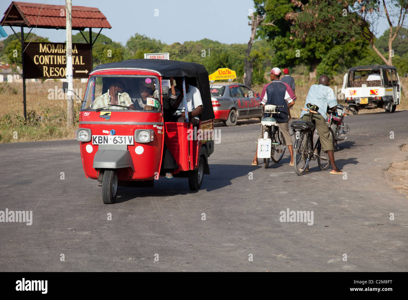 Tuk-Tuk rouge trois roues taxi pousse-pousse Mombasa Kenya Photo Stock ...