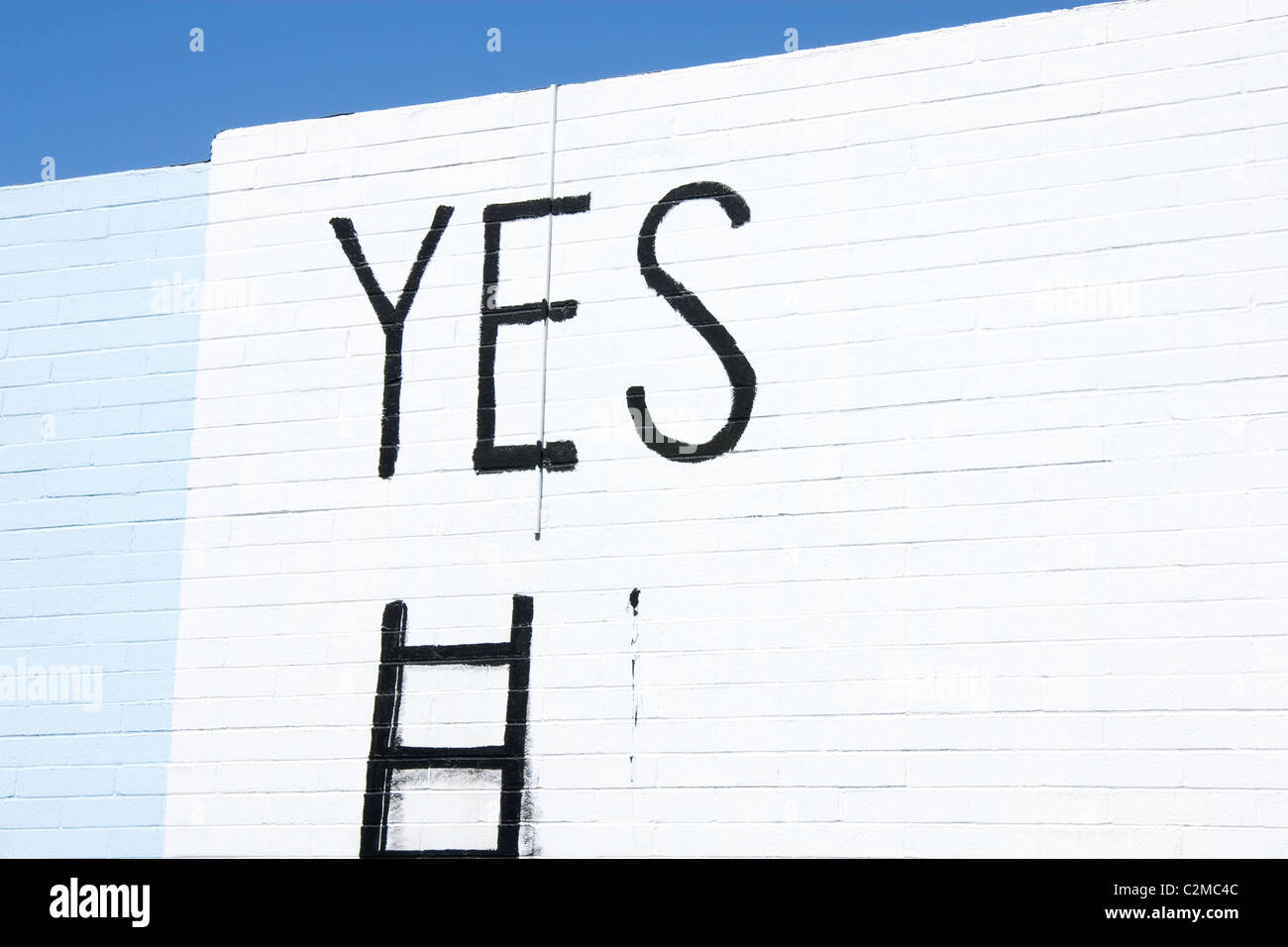 Mot oui écrit sur un mur Photo Stock - Alamy
