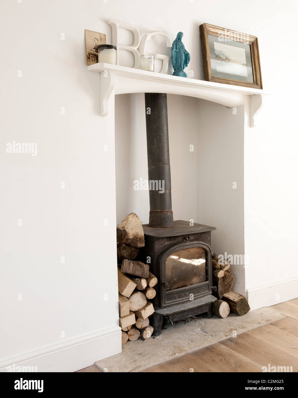 Burning cottage fireplace interior Banque de photographies et d’images ...
