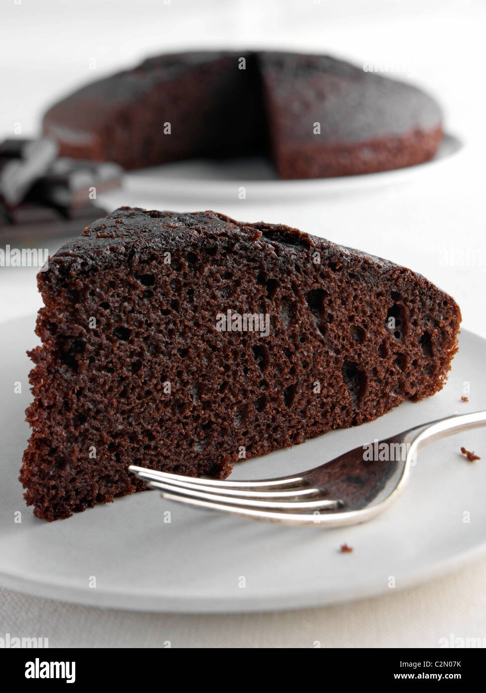 Une tranche de gâteau au chocolat avec un gâteau et de morceaux de ...