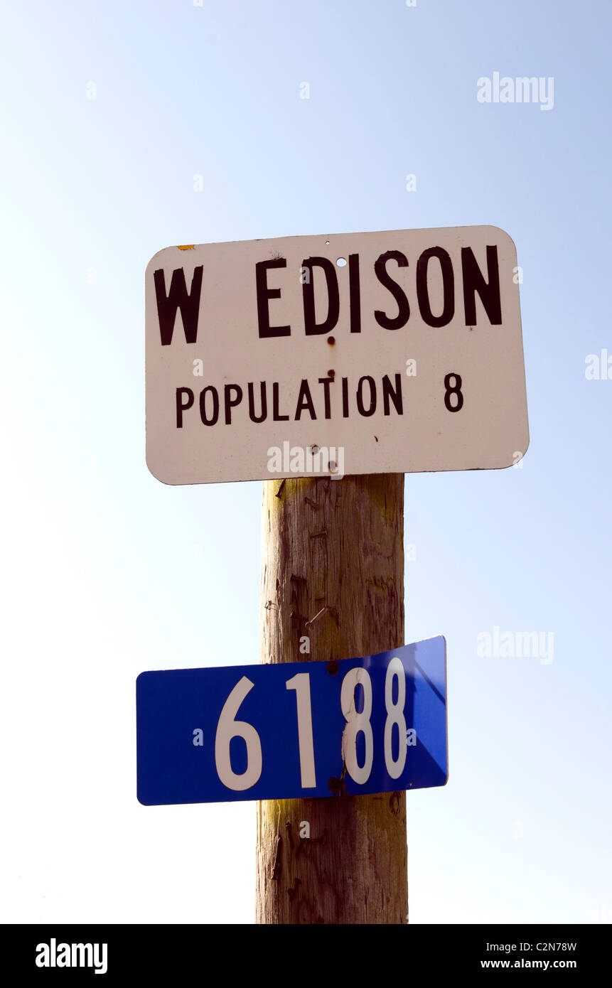 Small town population sign Banque de photographies et d’images à haute ...