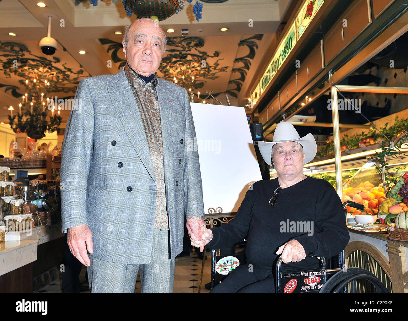 Mohammed Al Fayed et Tony Curtis Tony Curtis visite du magasin Harrods ...
