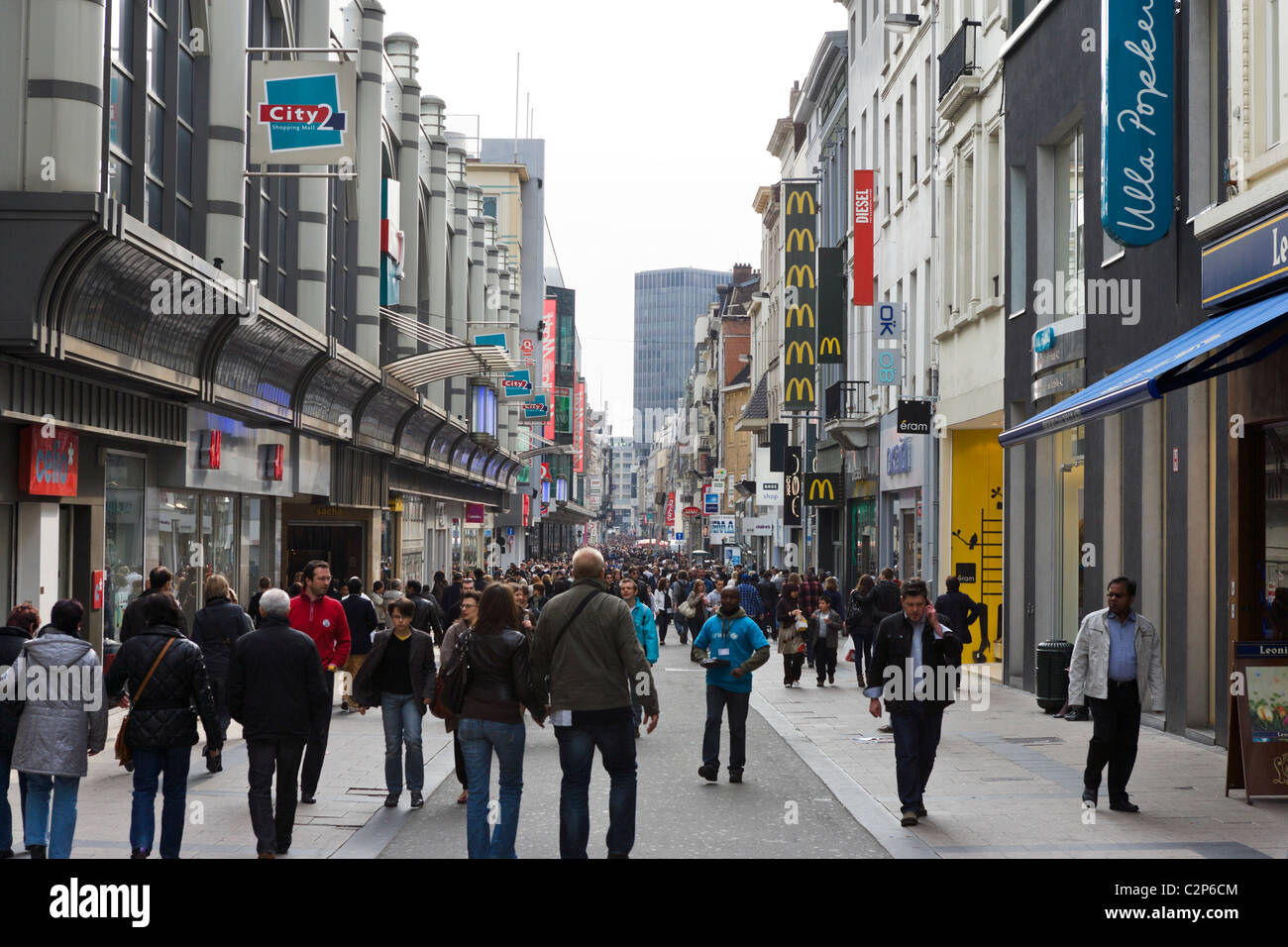 Boutiques de la Rue Neuve (la principale rue commerçante) dans le ...