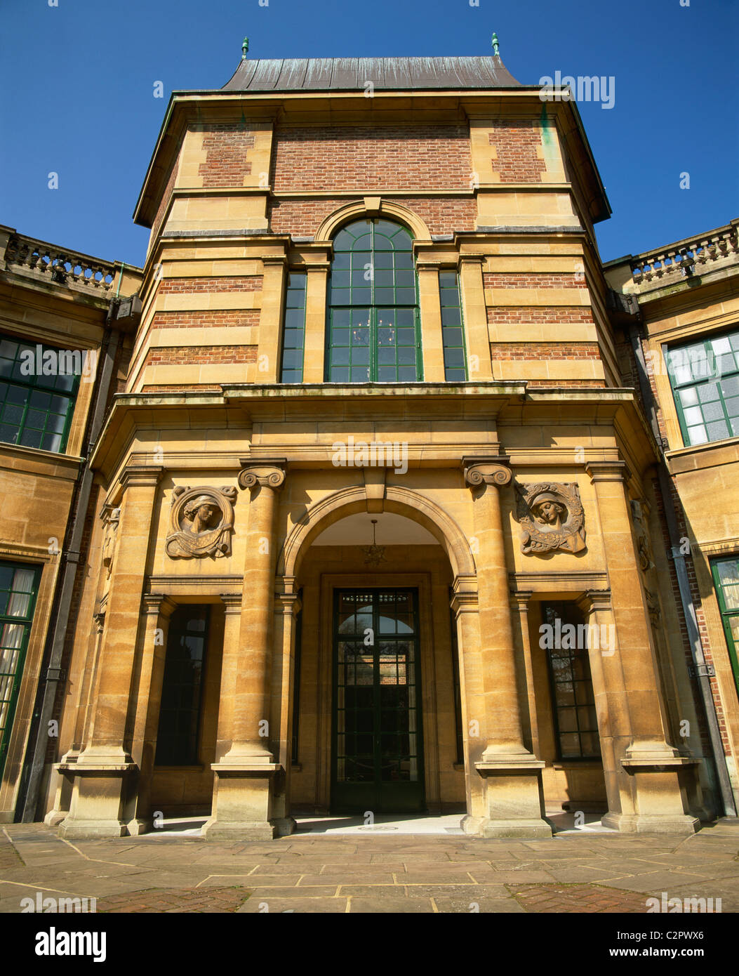 Eltham Palace. Courthauld House entrée construite dans les années 1930 Photo Stock - Alamy