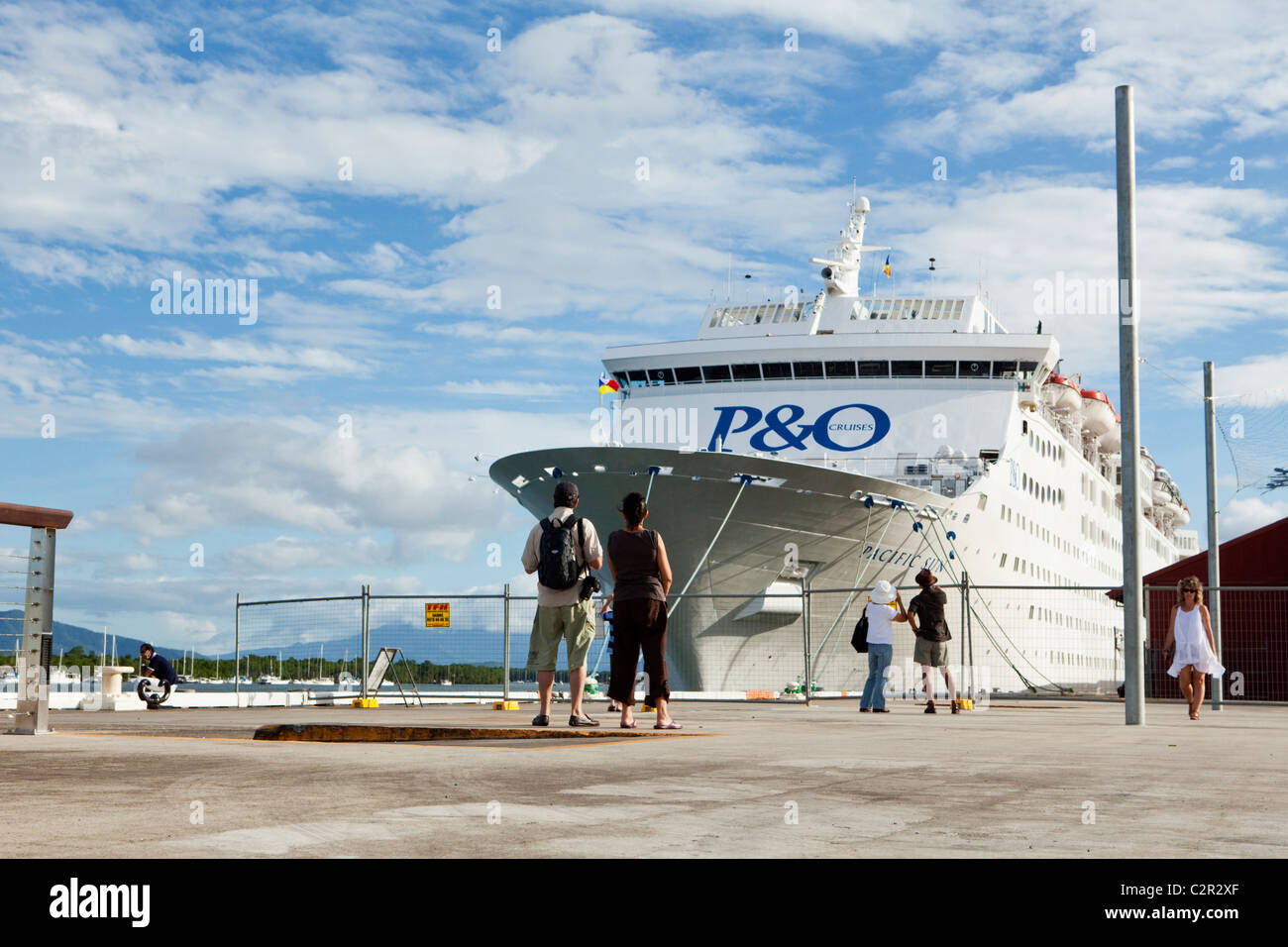 Bateau de croisière amarré au terminal de croisière de Cairns. Trinity ...
