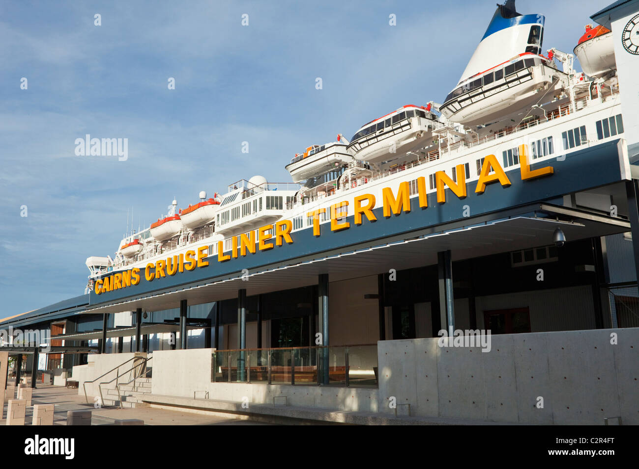 Bateau de croisière amarré au terminal de croisière de Cairns. Trinity ...
