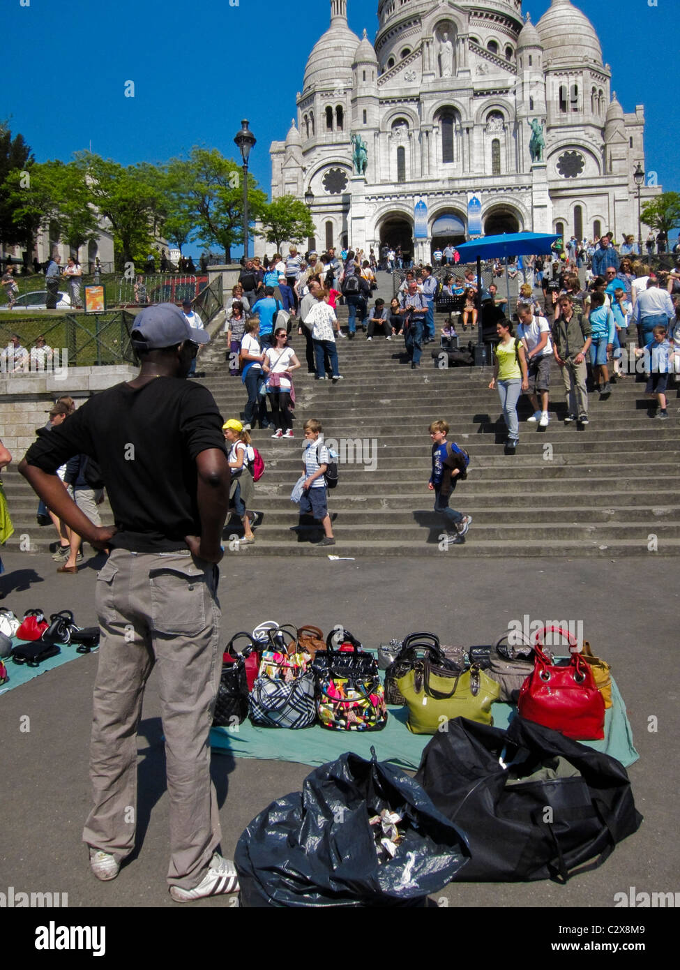 Paris, France, grande foule, touristes marchant sur des marches, à l ...