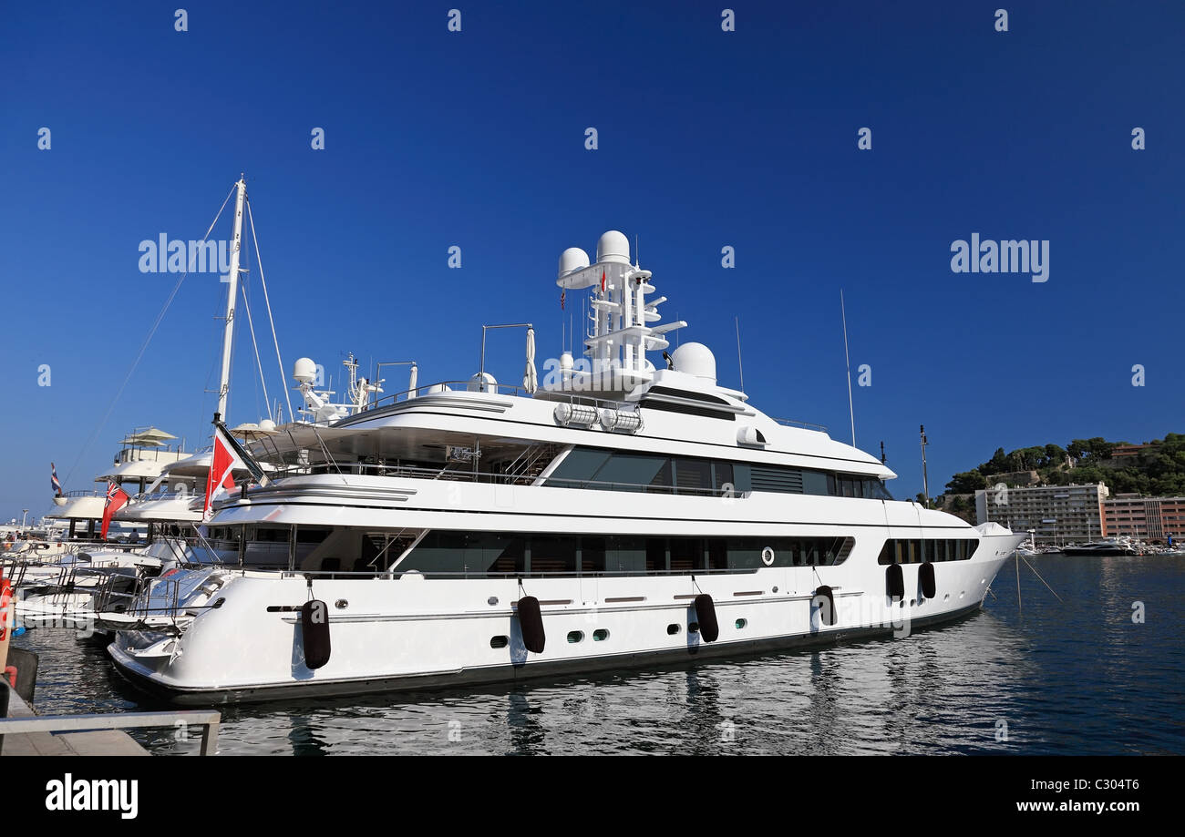 Yacht cher Banque de photographies et d’images à haute résolution - Alamy