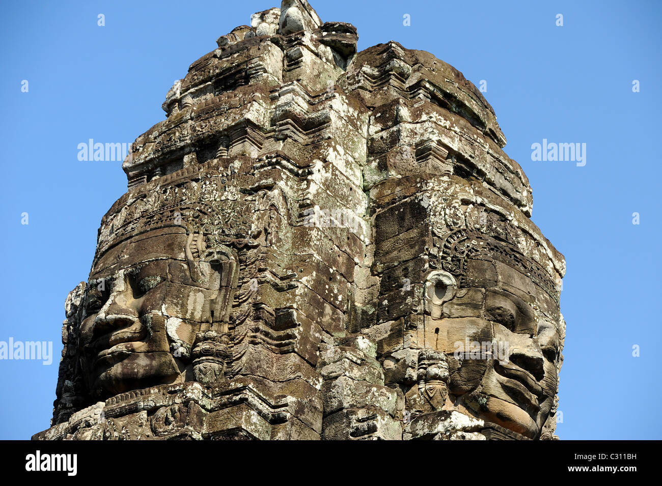 Le géant de pierre smiling faces de Bayon dans le célèbre parc ...
