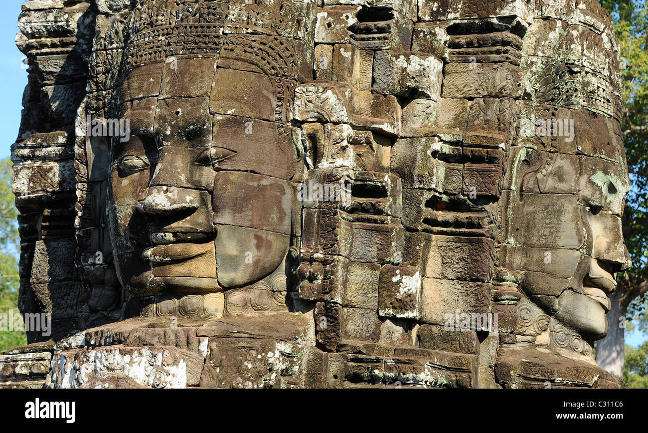Le géant de pierre smiling faces de Bayon dans le célèbre parc ...