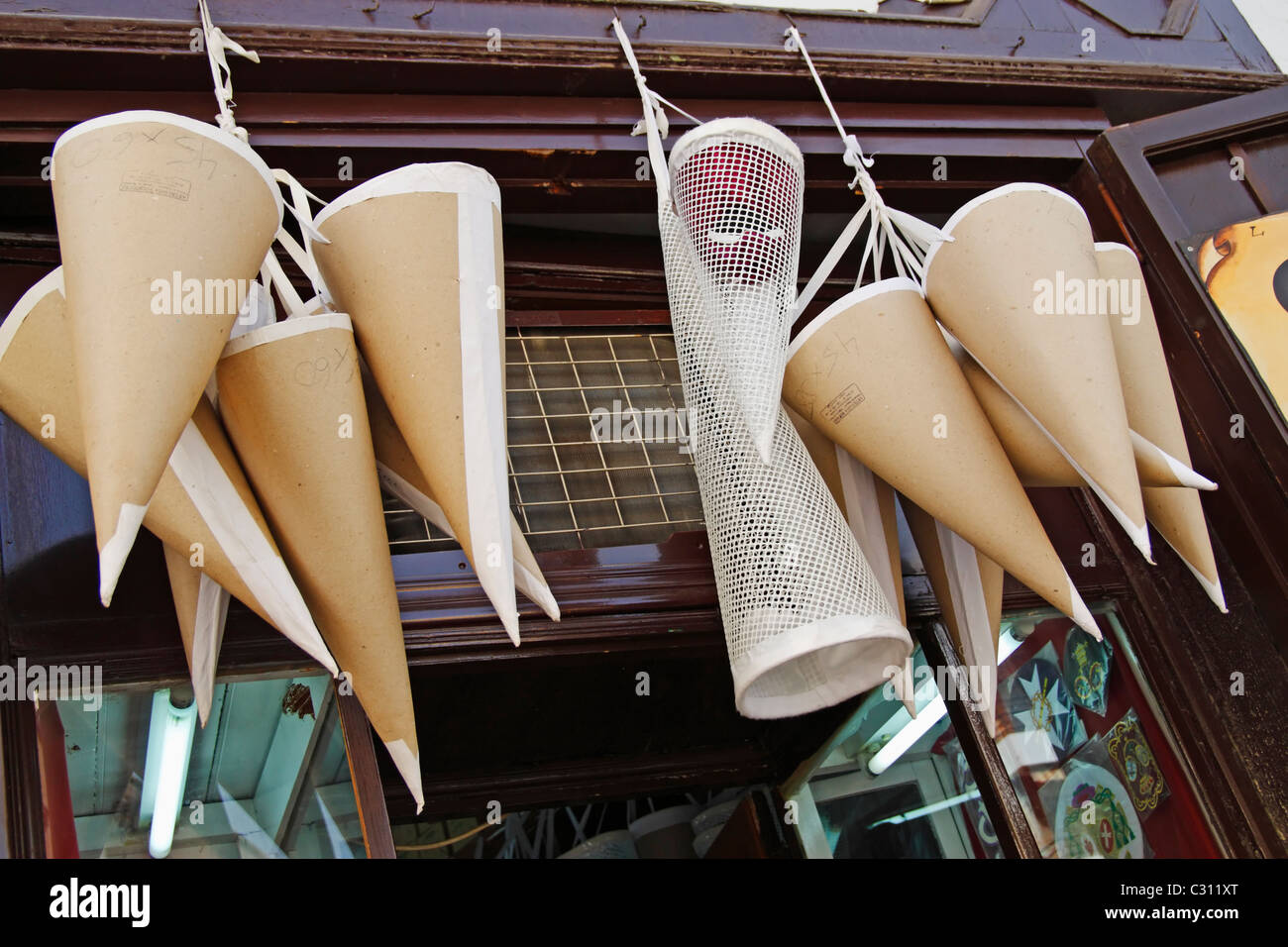 La boutique de modiste sur mesure offrant des Capirotes chapeau conique ...