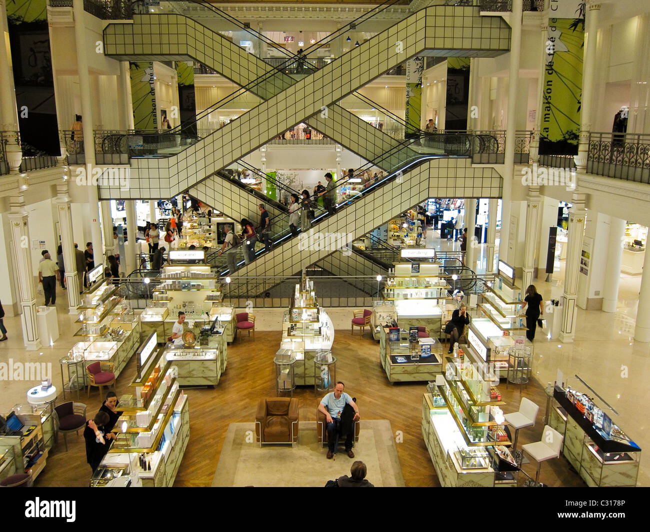Escalator stairway department store paris Banque de photographies et d ...