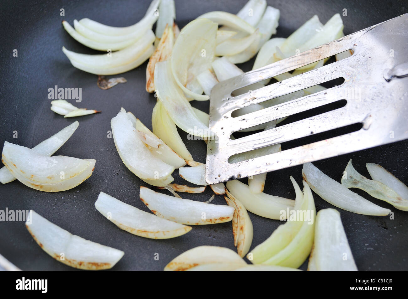 Cuisiner avec des oignons Banque de photographies et d’images à haute ...