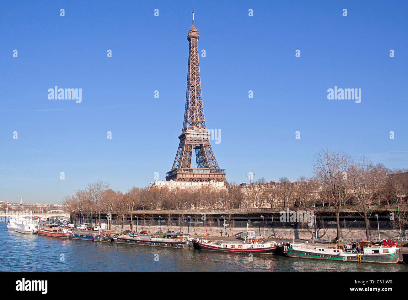 Tour eiffel vu du pont de bir hakeim Banque de photographies et d’images à haute résolution - Alamy