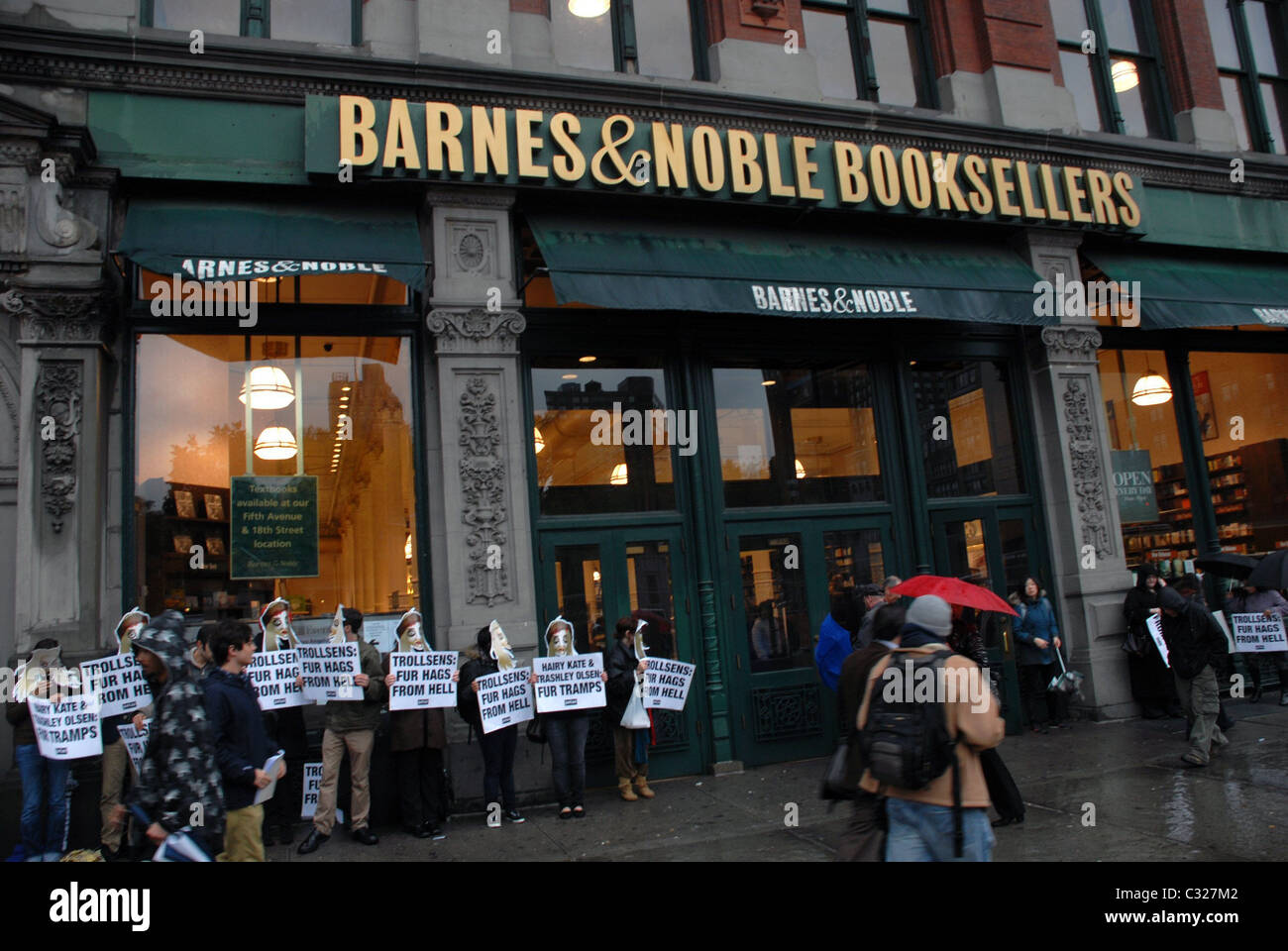 PETA organise une manifestation en face de Barnes & Noble où Mary Kate ...