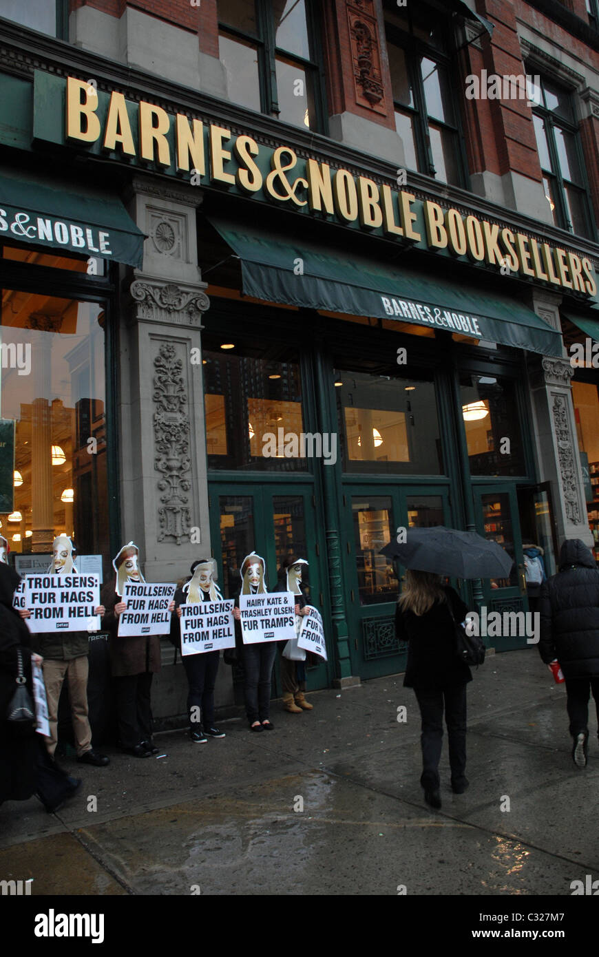 PETA organise une manifestation en face de Barnes & Noble où Mary Kate ...