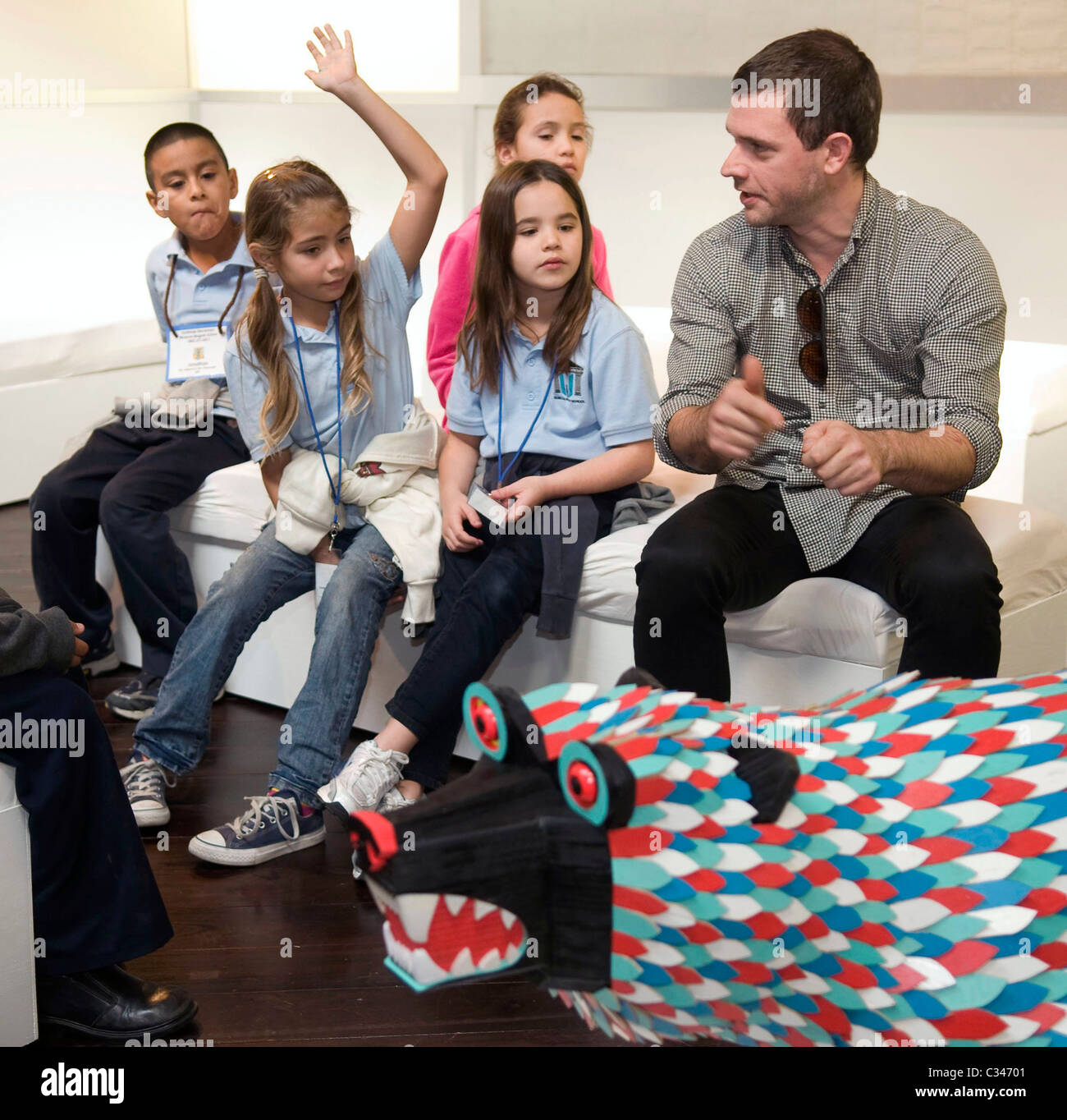 AJ Fosik artiste rejoint Miami avec les élèves pour l'apprentissage des ...