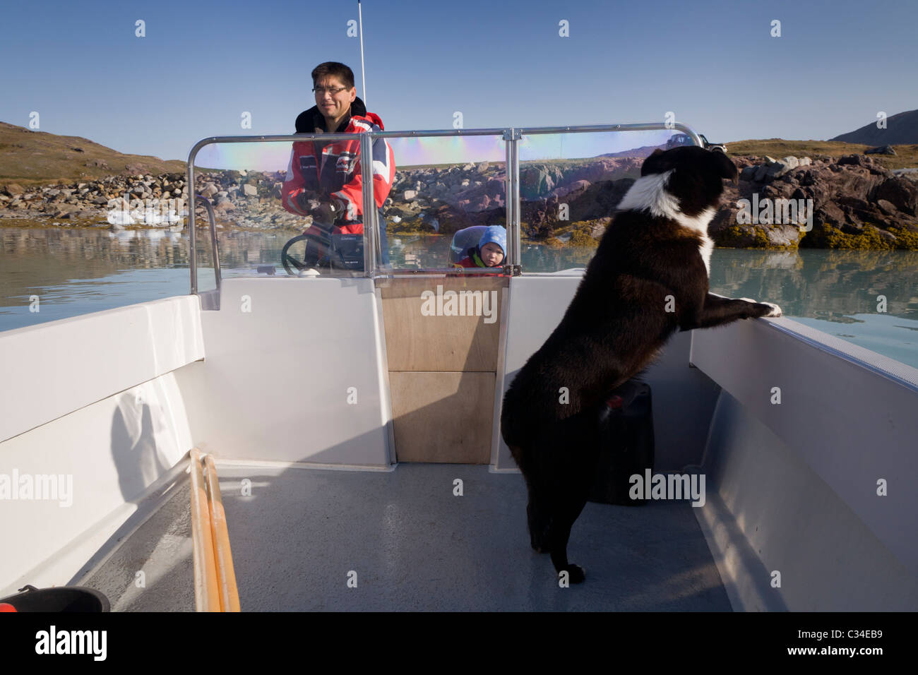 Inuit boy with dog Banque de photographies et d’images à haute ...