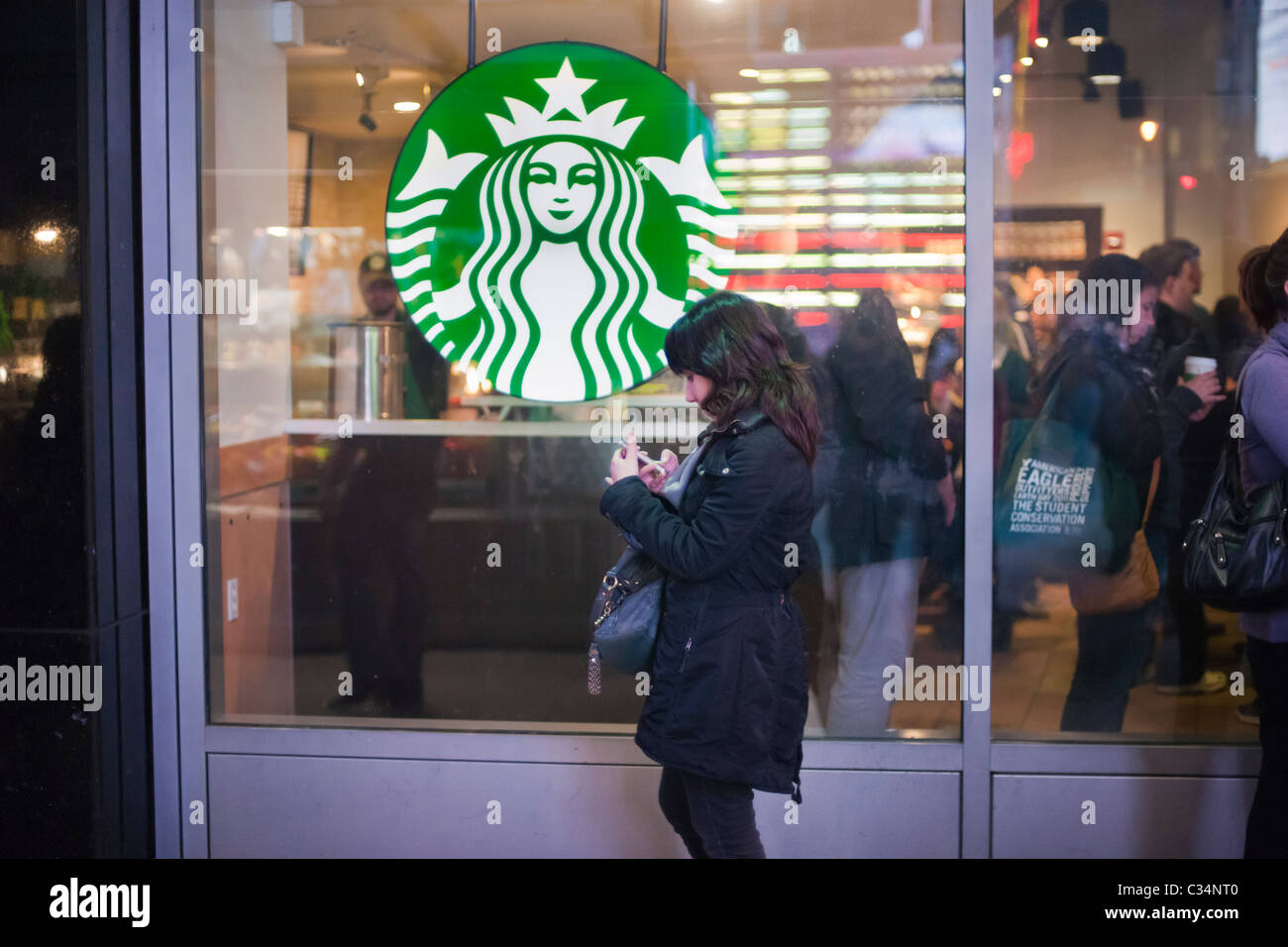 Un Starbucks à Times Square à New York, présente son nouveau logo ...