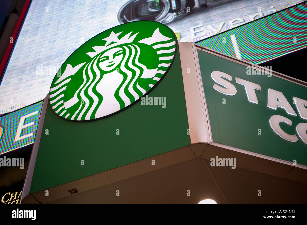 Un Starbucks à Times Square à New York, présente son nouveau logo ...