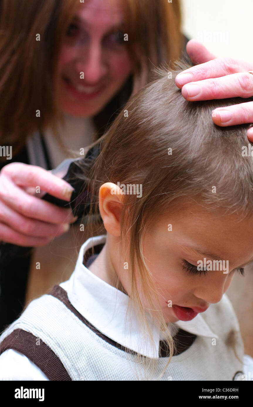 Shalev, jeune Juif de trois ayant son premier rituel appelé coupe ...