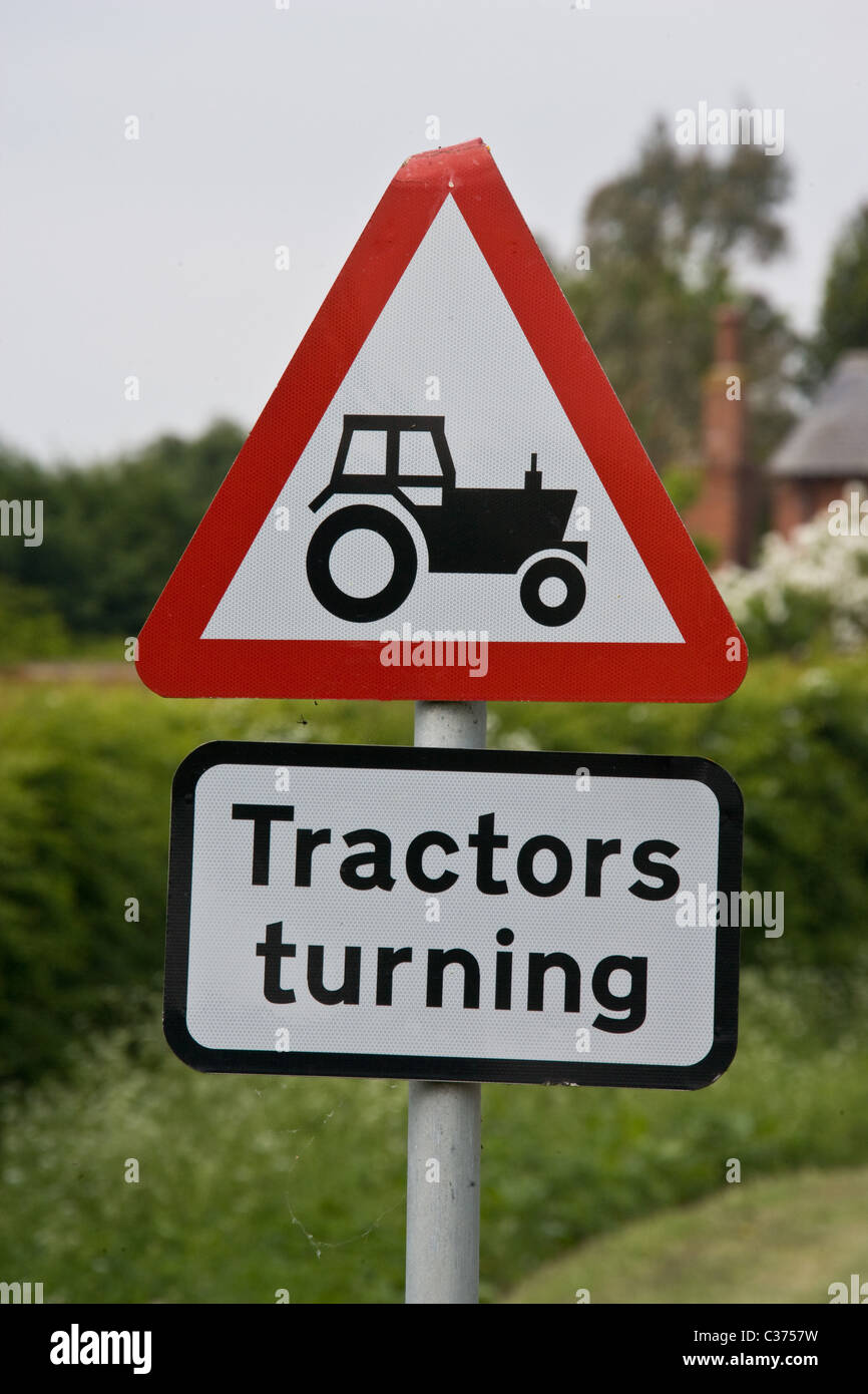 Road sign warning tractors Banque de photographies et d’images à haute ...