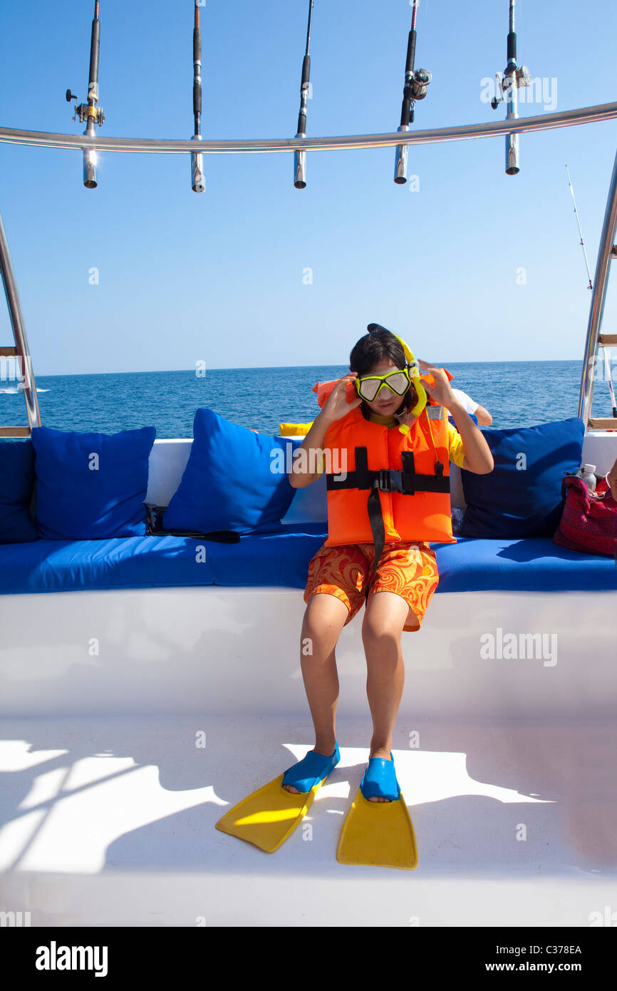 Young girl 12 years diving Banque de photographies et d’images à haute ...
