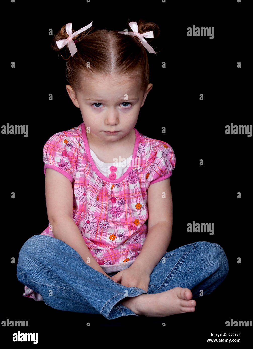 Une photographie d'un jeune enfant qui est triste et déprimé Photo ...