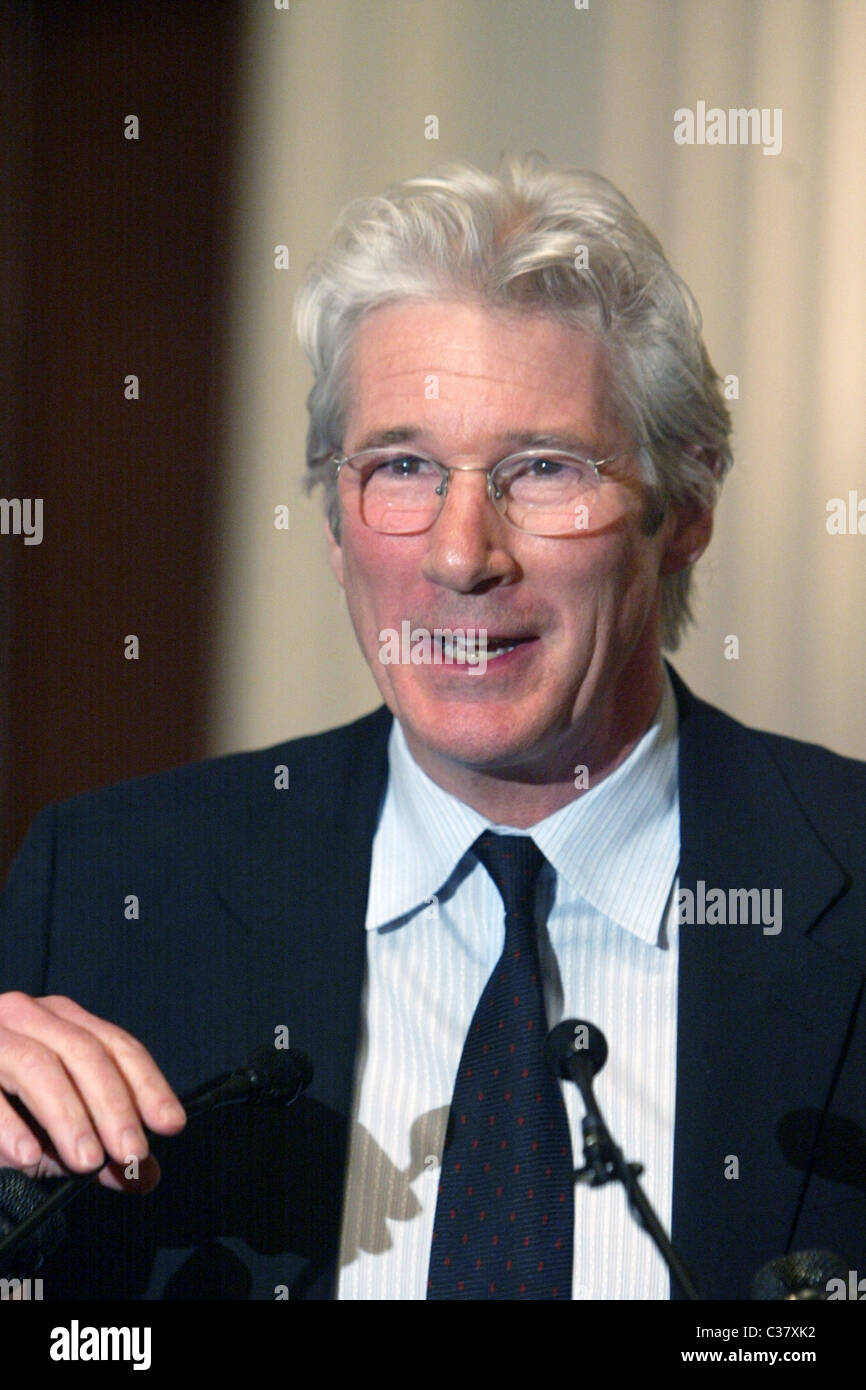 Richard Gere parle lors d'un événement en favorisant une plus grande ...