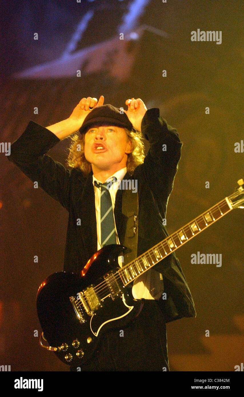 Angus Young AC/DC effectuer à l'Ahoy stade lors de leur tournée ...