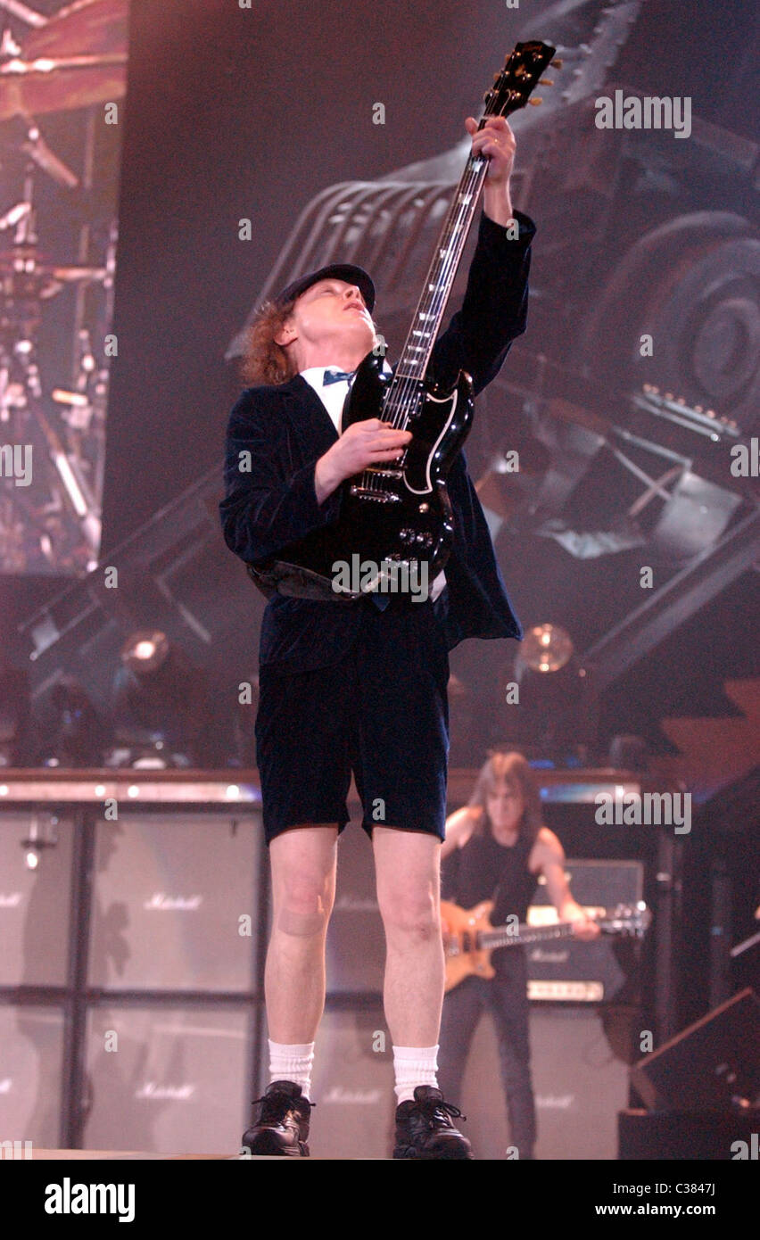 Angus Young AC/DC effectuer à l'Ahoy stade lors de leur tournée ...