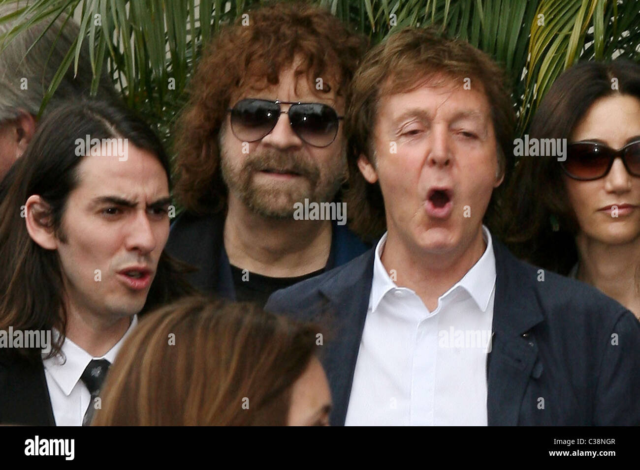 Dhani Harrison et Paul McCartney Beatle George Harrison à titre ...