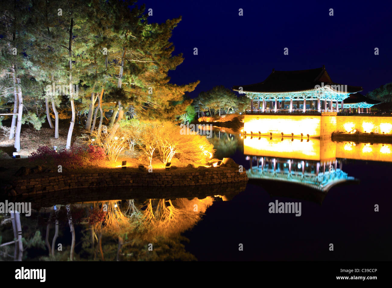 Night anapji pond Banque de photographies et d’images à haute ...