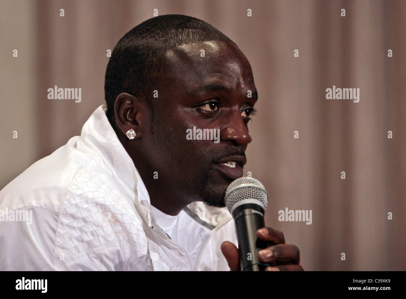 Singer akon launching clothing line Banque de photographies et d’images ...