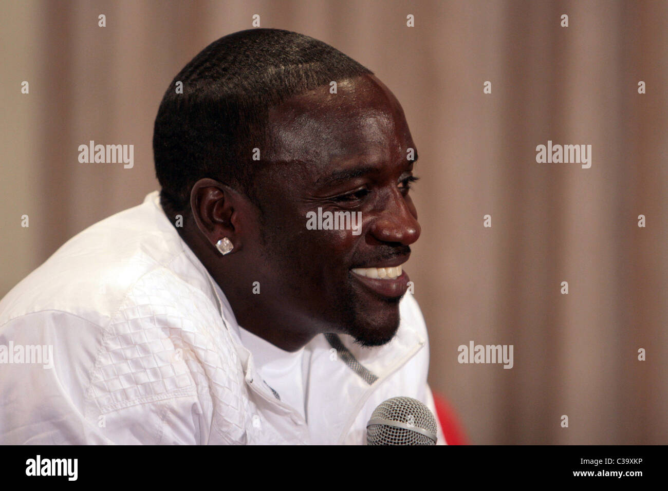 Singer akon launching clothing line Banque de photographies et d’images ...
