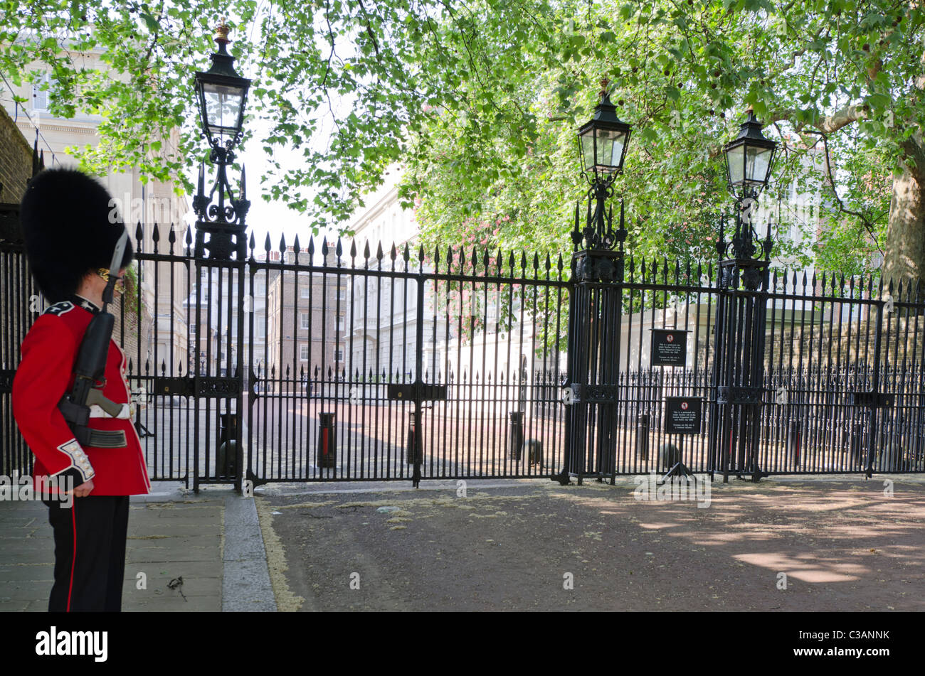 Garde en sentinelle devant clarence house the mall Banque de ...